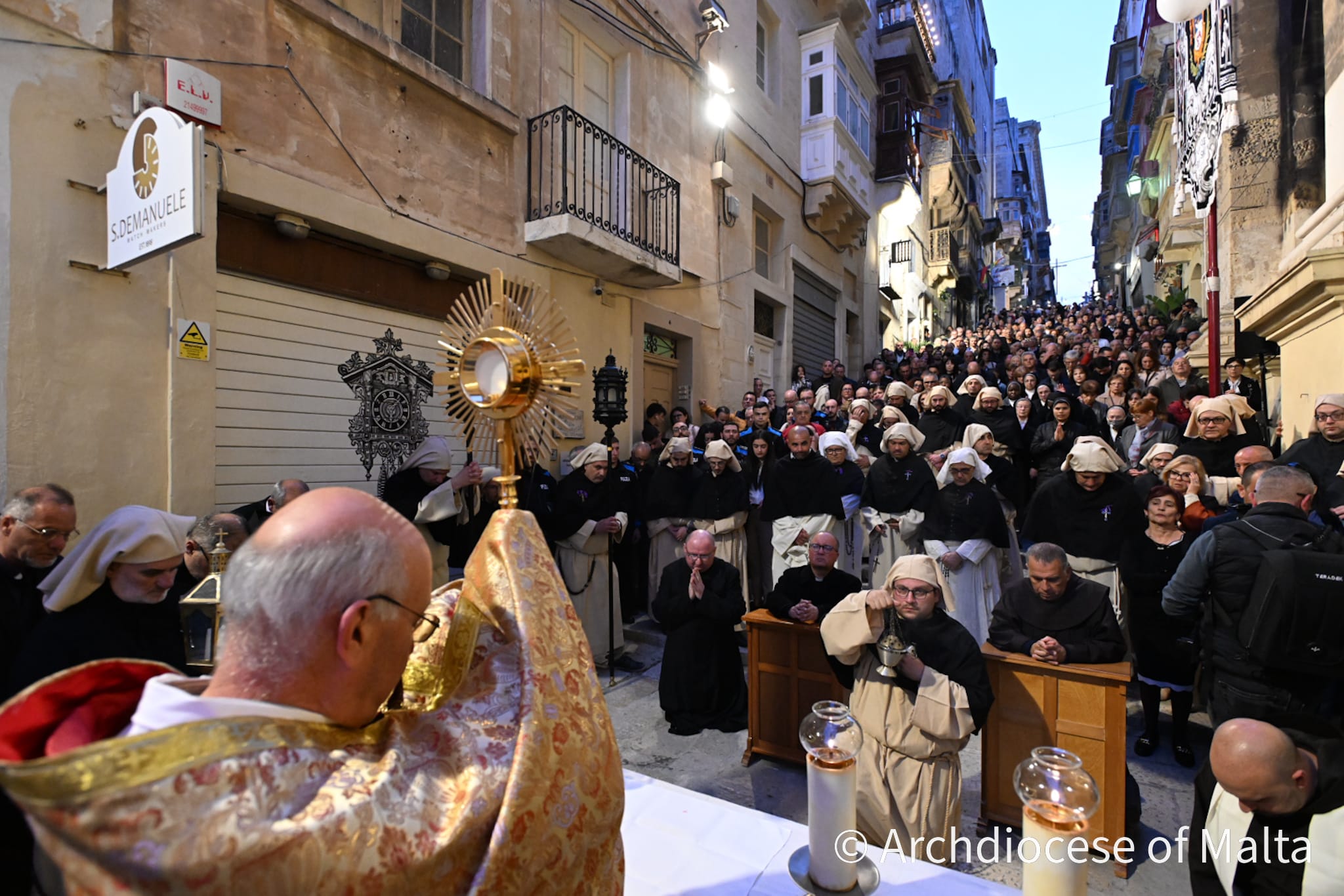 Ritratti: Mijiet jimxu wara l-istatwa tad-Duluri fil-Belt Valletta