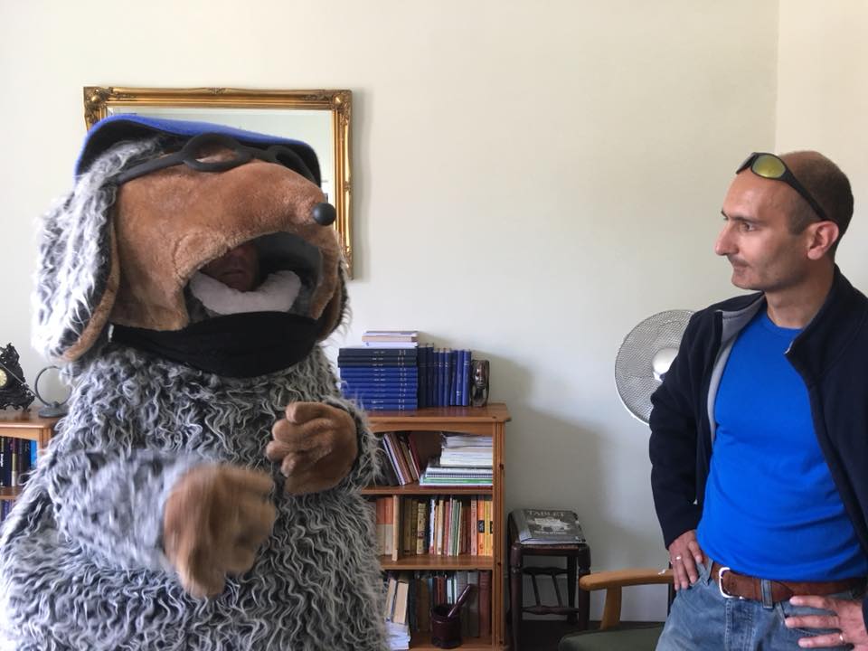 Fr Patrick Magro se jiġri maratona ta' 42 kilometru liebes kostum