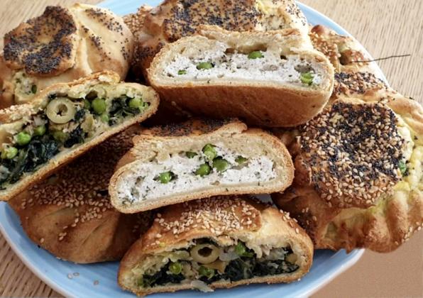 Qassatat tal-ġbejniet friski u oħrajn taż-żebbuġ, spinaċi u tonn taż-żejt