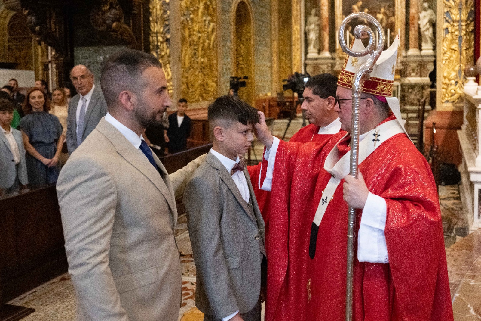 40 adolexxent mill-Belt jirċievu l-Griżma tal-Isqof f’Pentekoste