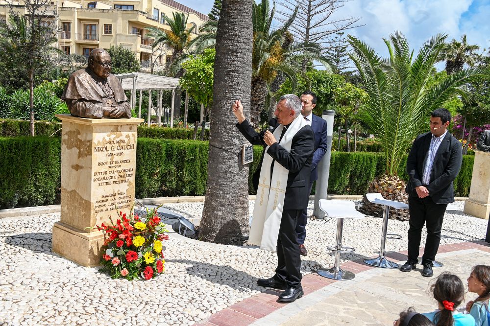 L-Isqof Nikol Cauchi mfakkar b’bust fil-Mall ta’ Għawdex