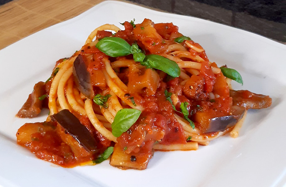 Bucatini biz-zalza tal-brunġiel