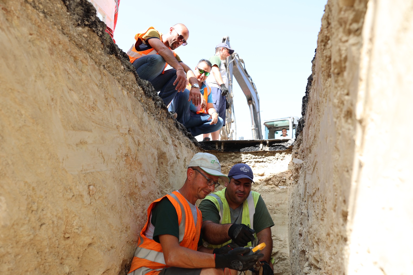 Jitfgħu bajd u ilma lejn ħaddiema tal-Enemalta waqt ħidmiethom