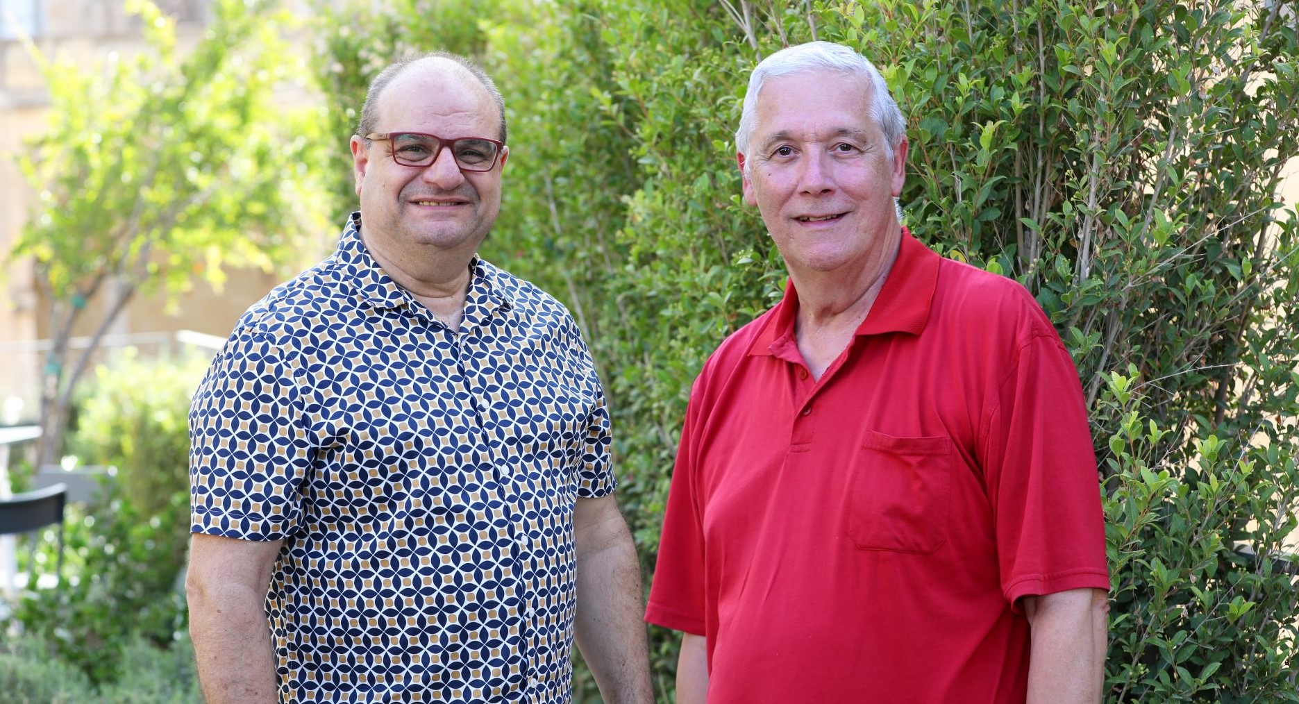 Poeta u kitarrist jingħaqdu sabiex iwasslu messaġġ pożittiv ta' ħidma ...