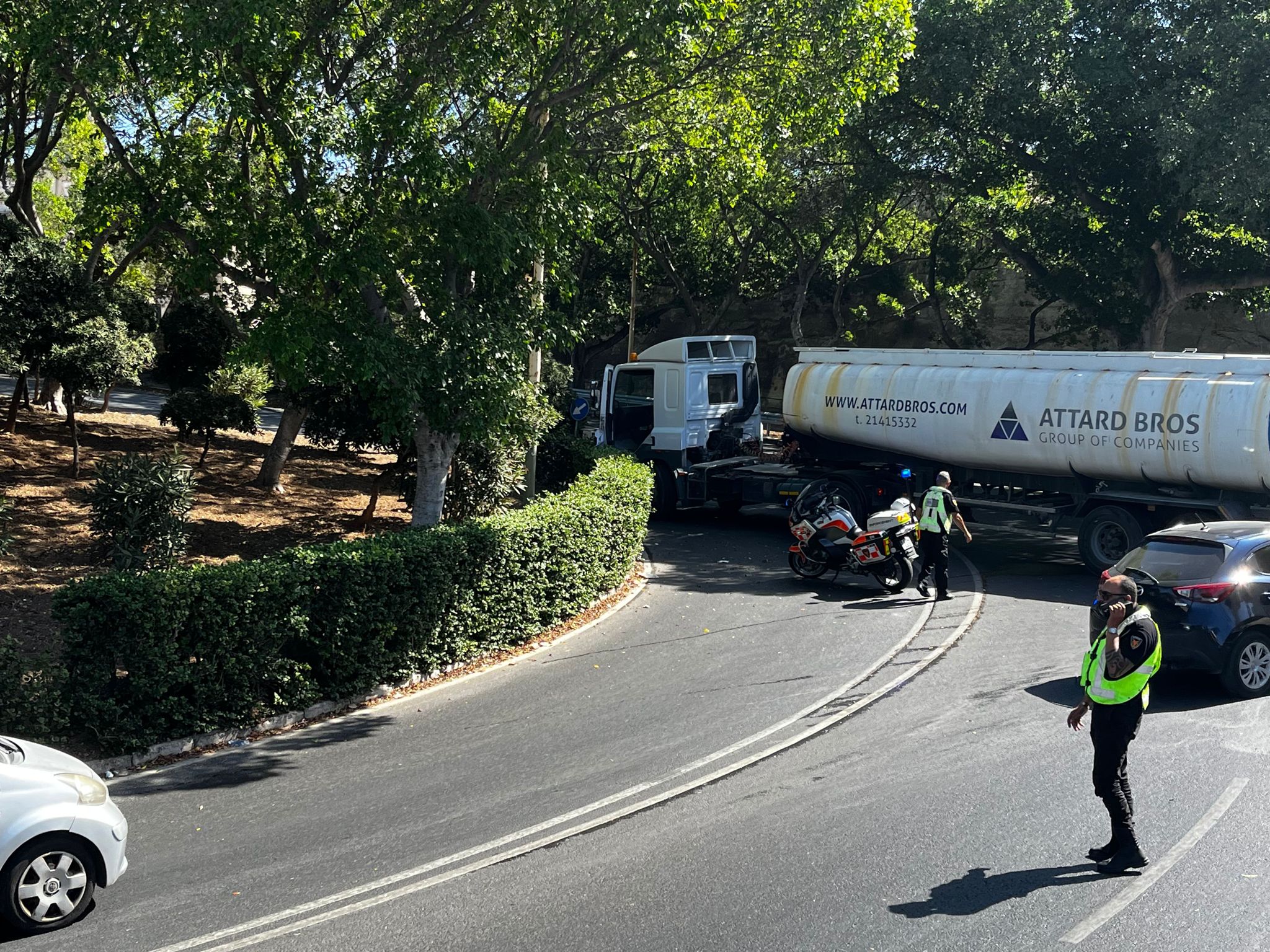 Ritratti: Trailer jagħlaq triq prinċipali