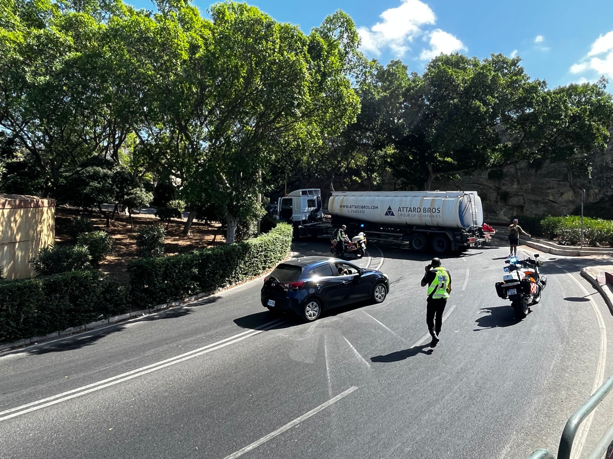 Ritratti: Trailer jagħlaq triq prinċipali