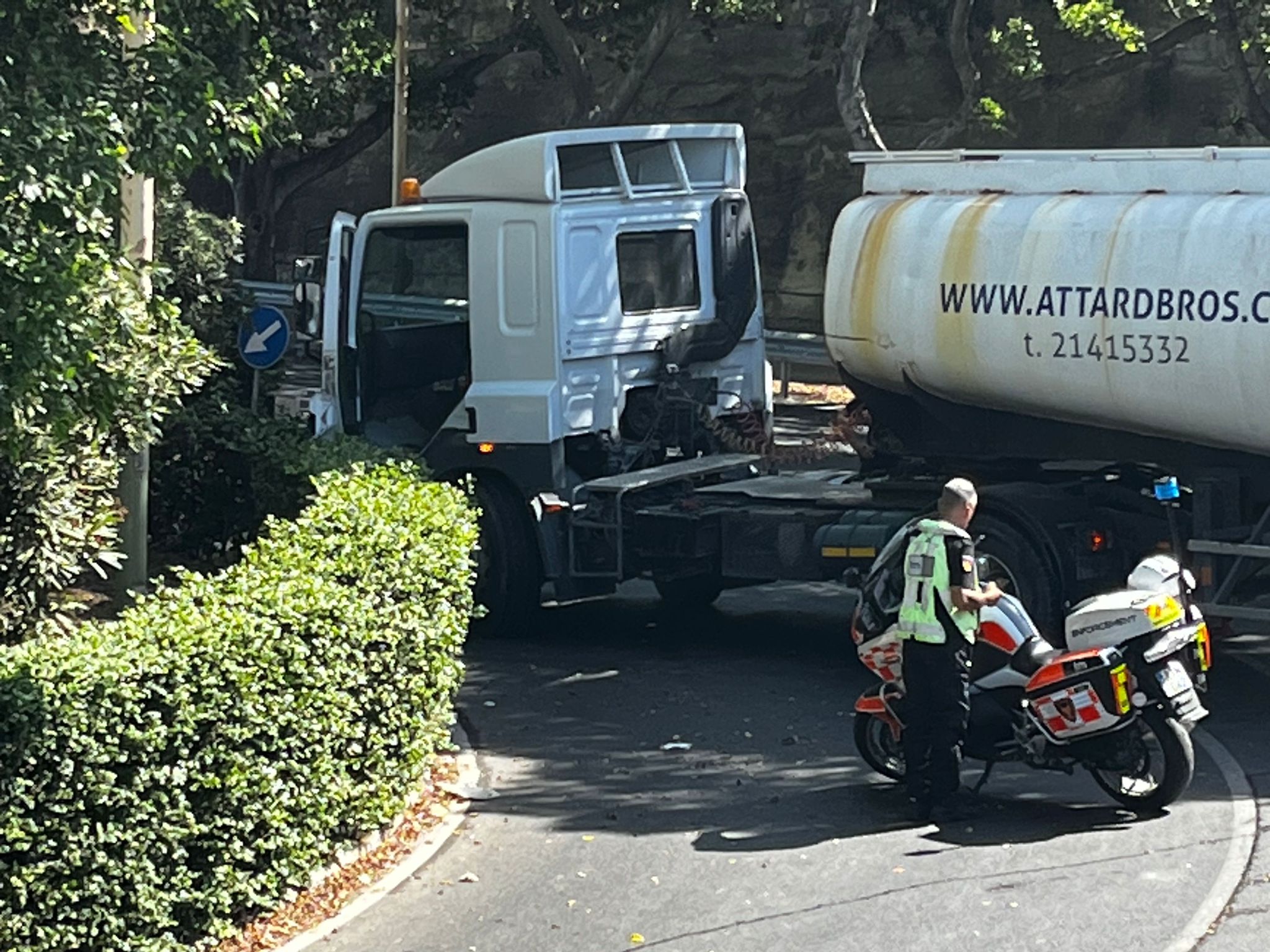 Ritratti: Trailer jagħlaq triq prinċipali