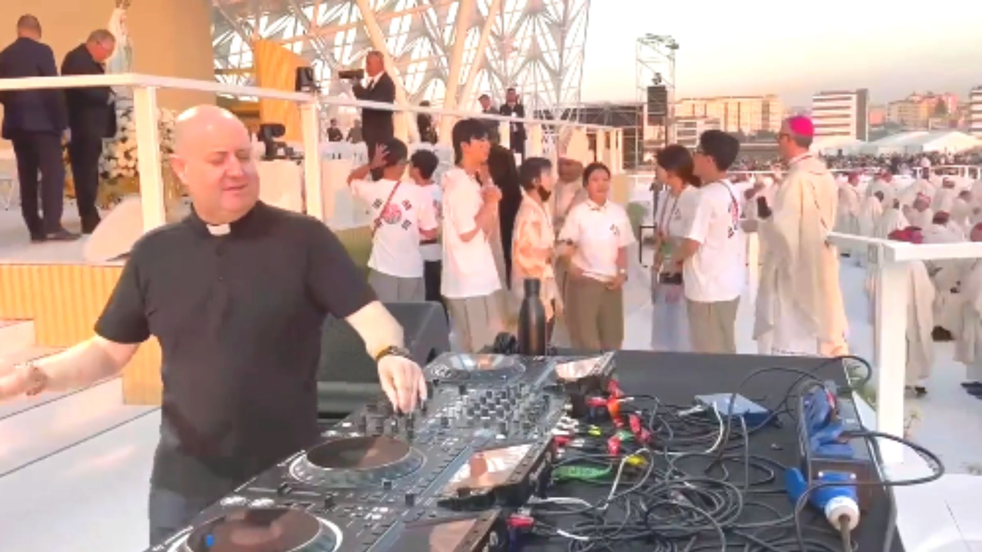 DJ priest delights crowds with techno set at World Youth Day - Newsbook