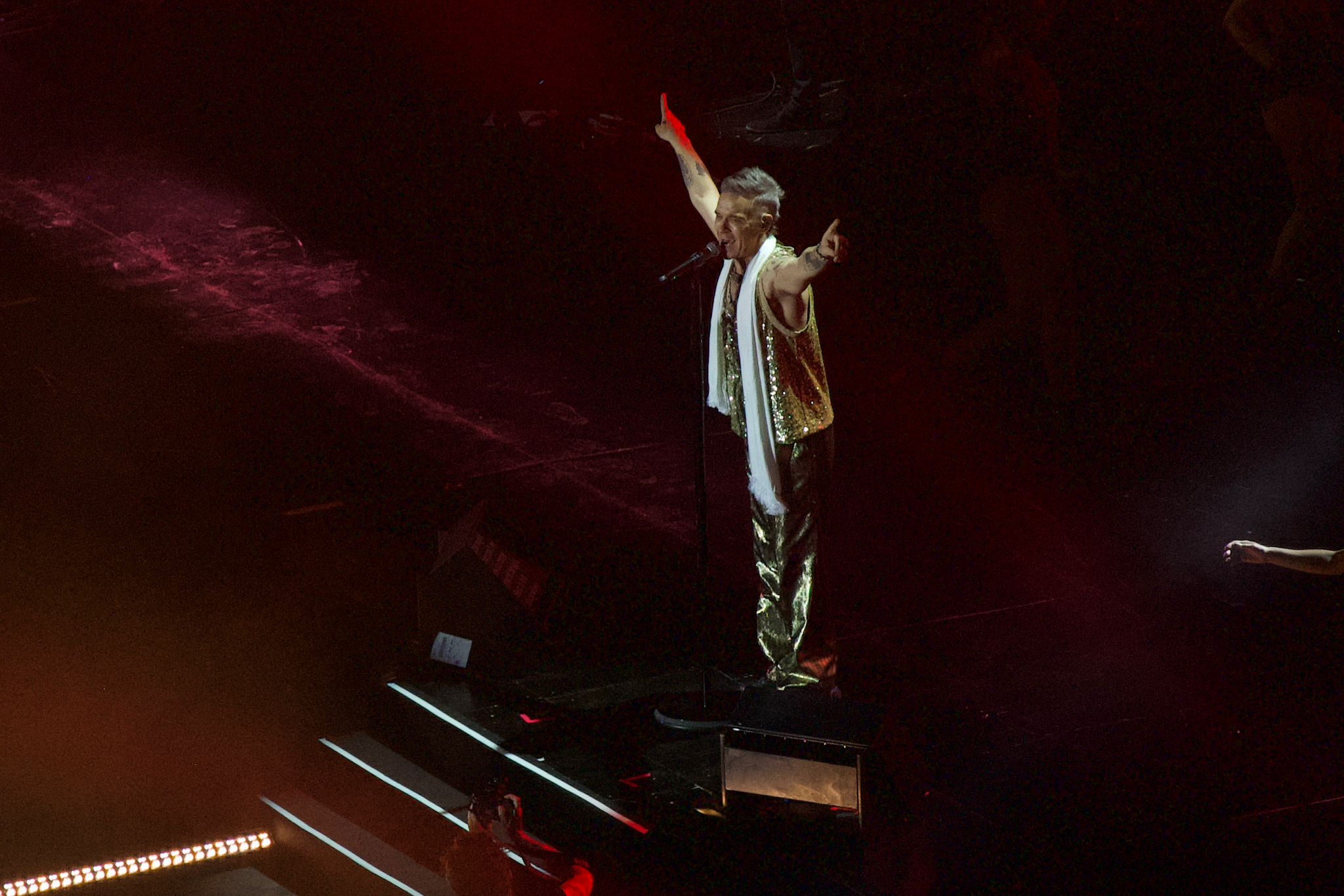 Robbie Williams thanks fans for helping him overcome 'hellish' mental ...