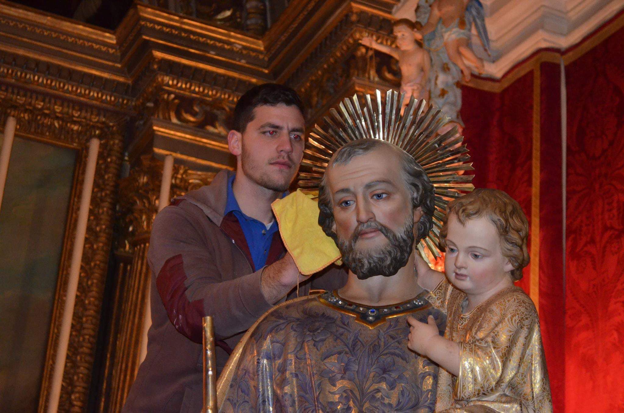 "L-iktar mument sagru għalik, wiċċ imb'wiċċ tlibbes ir-raġġiera lil San ...