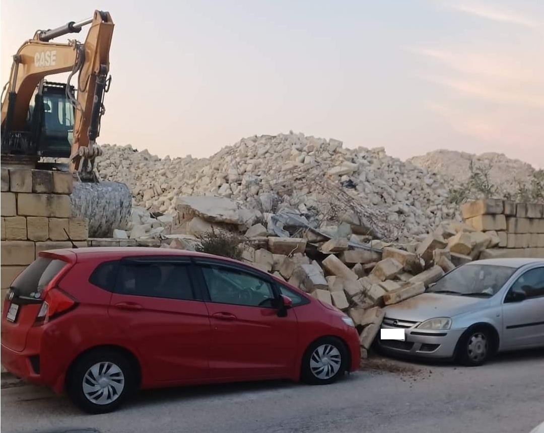 Ritratt: Żewġ karozzi jintradmu taħt il-ġebel waqt xogħol f'sit fix-Xemxija