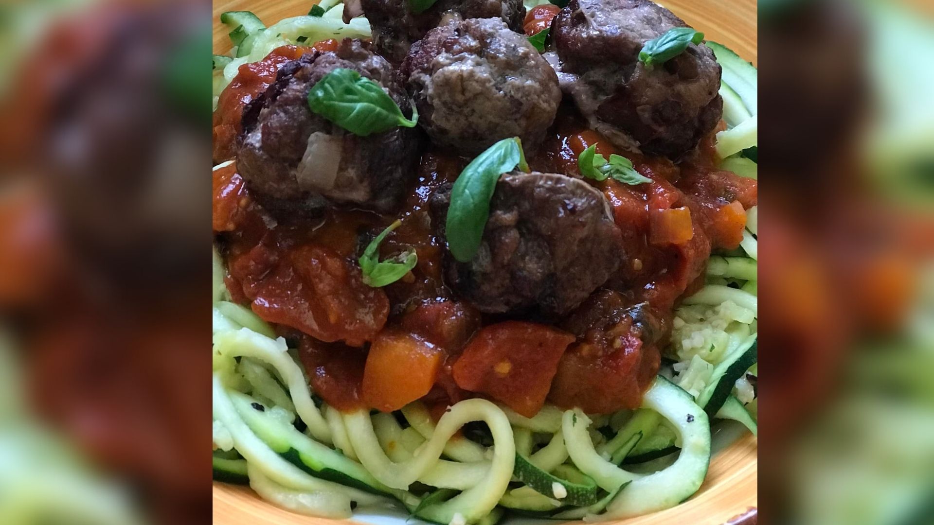 Zoodles biz-zalza u l-pulpetti tal-laħam