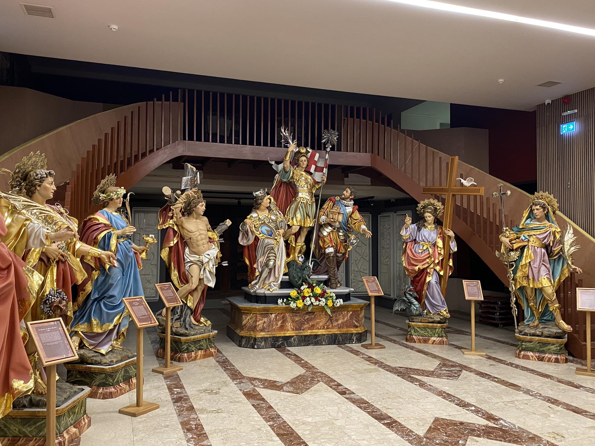 Wirja f'Għawdex ta’ sett statwi li jirraprezentaw qaddisin martri ...