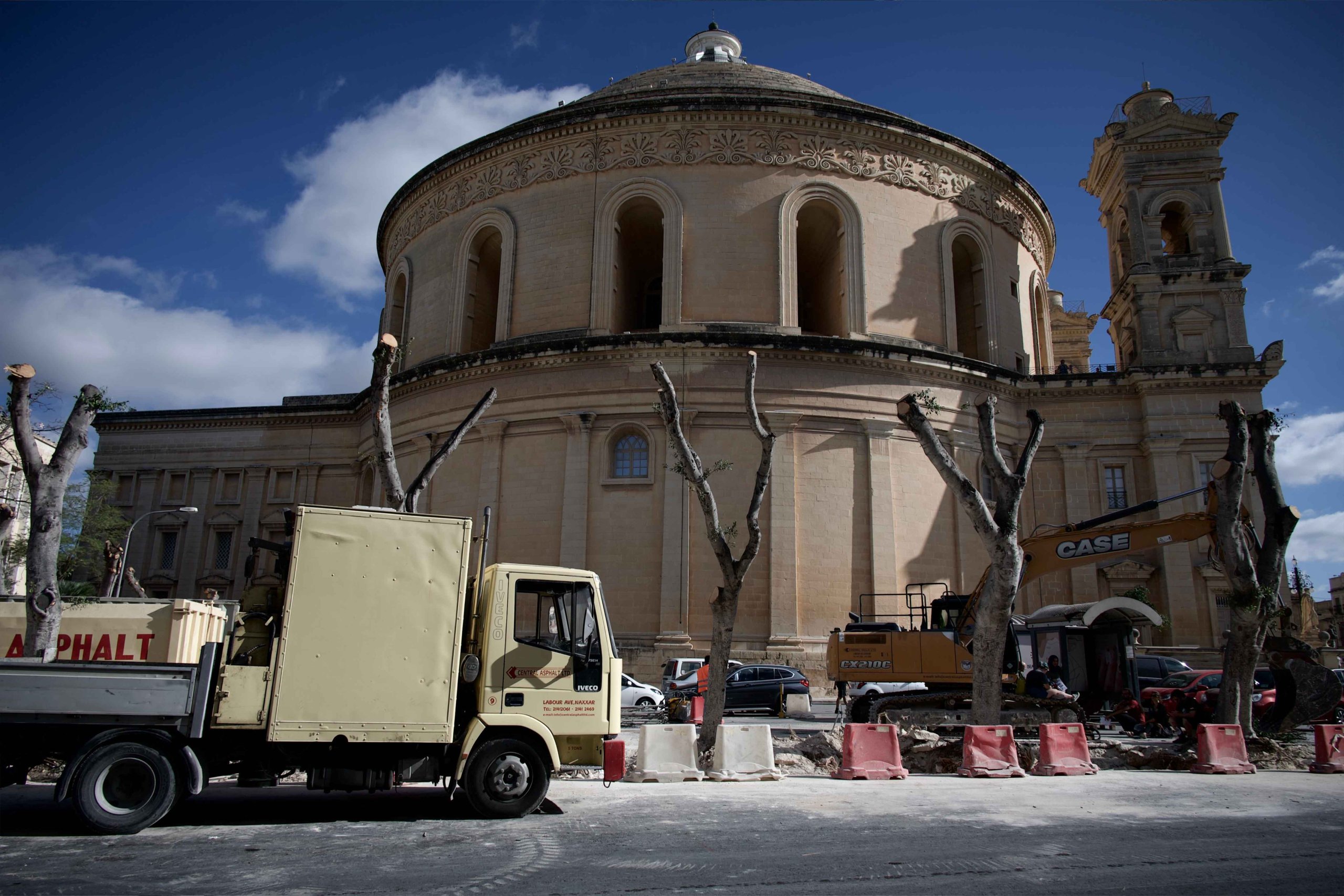 Is-Sindku tal-Mosta jindika li s-siġar fil-pjazza mhux se jitneħħew