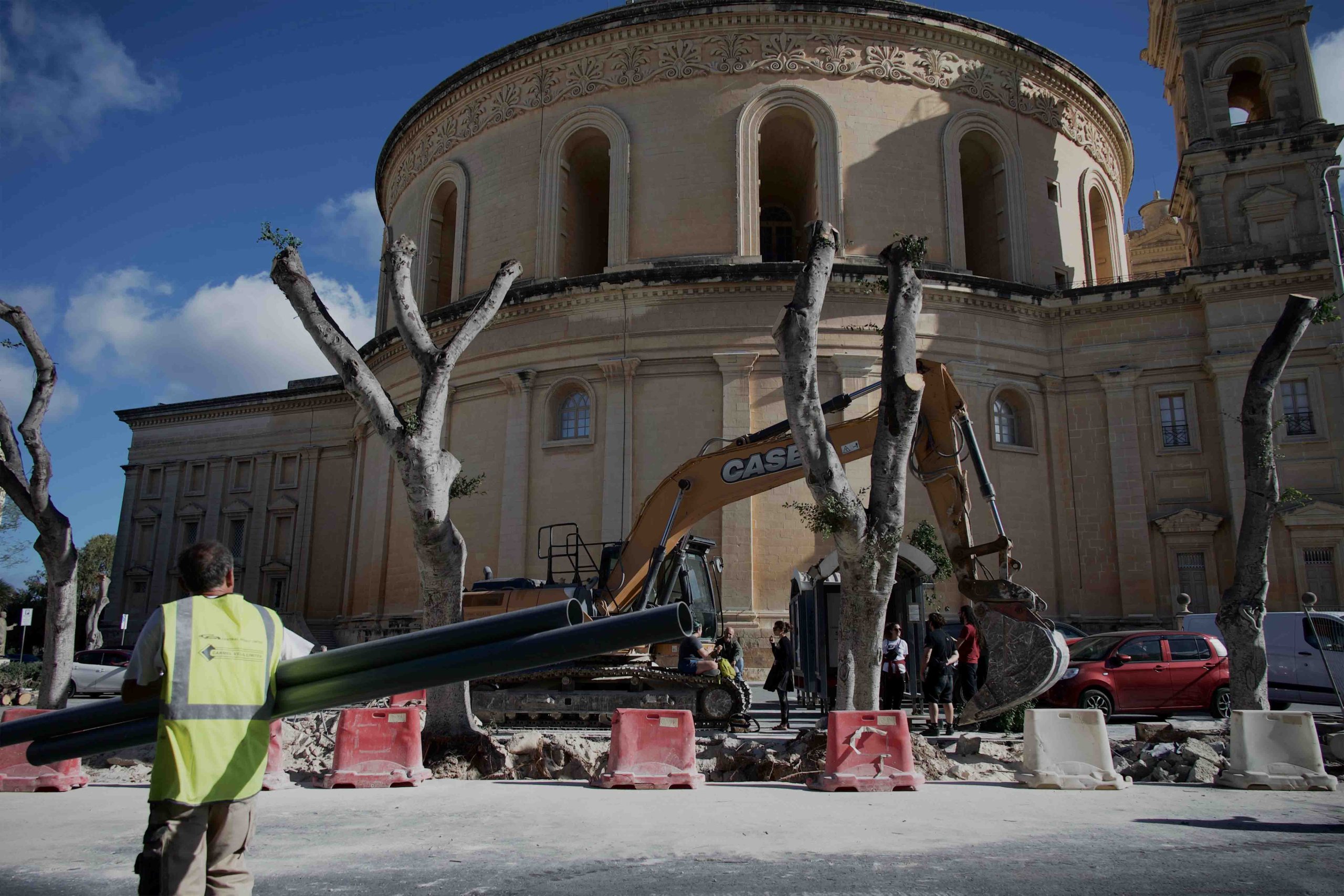 Mosta mayor indicates that trees might be retained in square