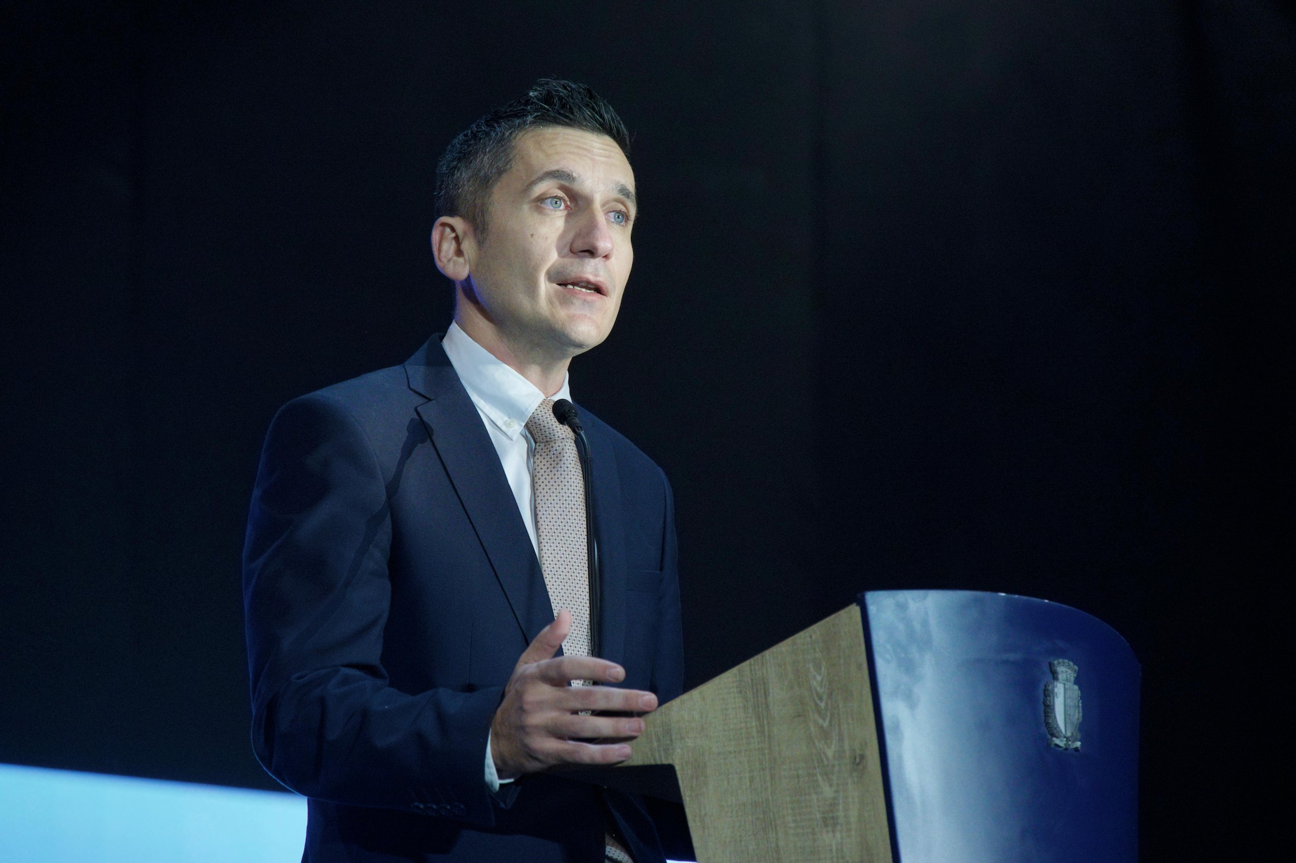 Il-Gvern jintroduċi r-robots għat-tindif tat-toroq u l-bankini - Newsbook