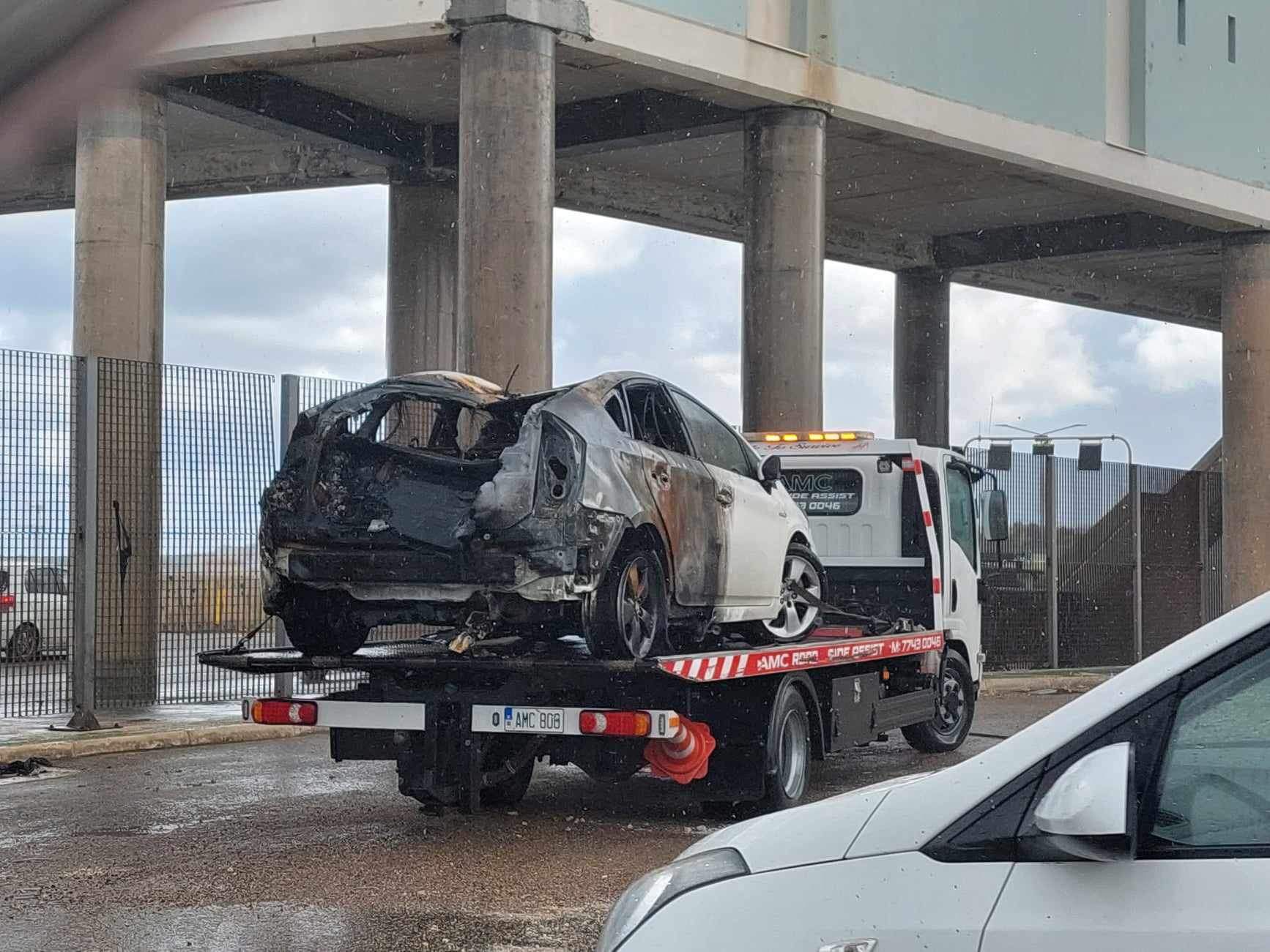 Vettura tieħu n-nar, 30 oħra u 5 karozzi tal-linja jġarrbu ħsarat fiċ ...