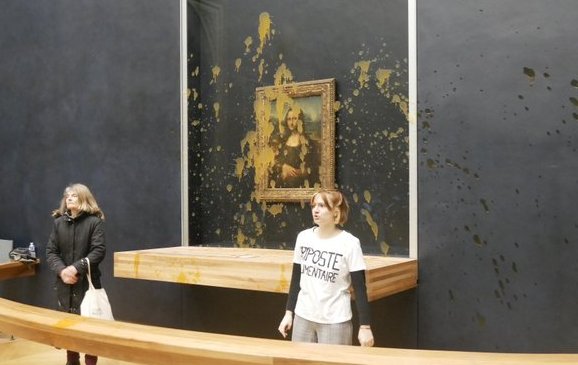 Activists throw soup at Mona Lisa in Louvre