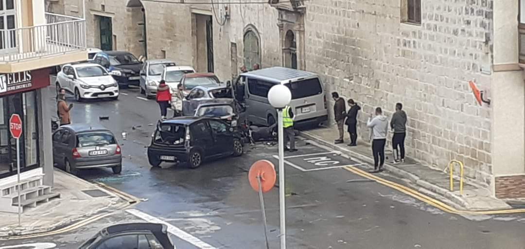 Jaħbtu żewġ karozzi u jolqtu 8 vetturi oħra
