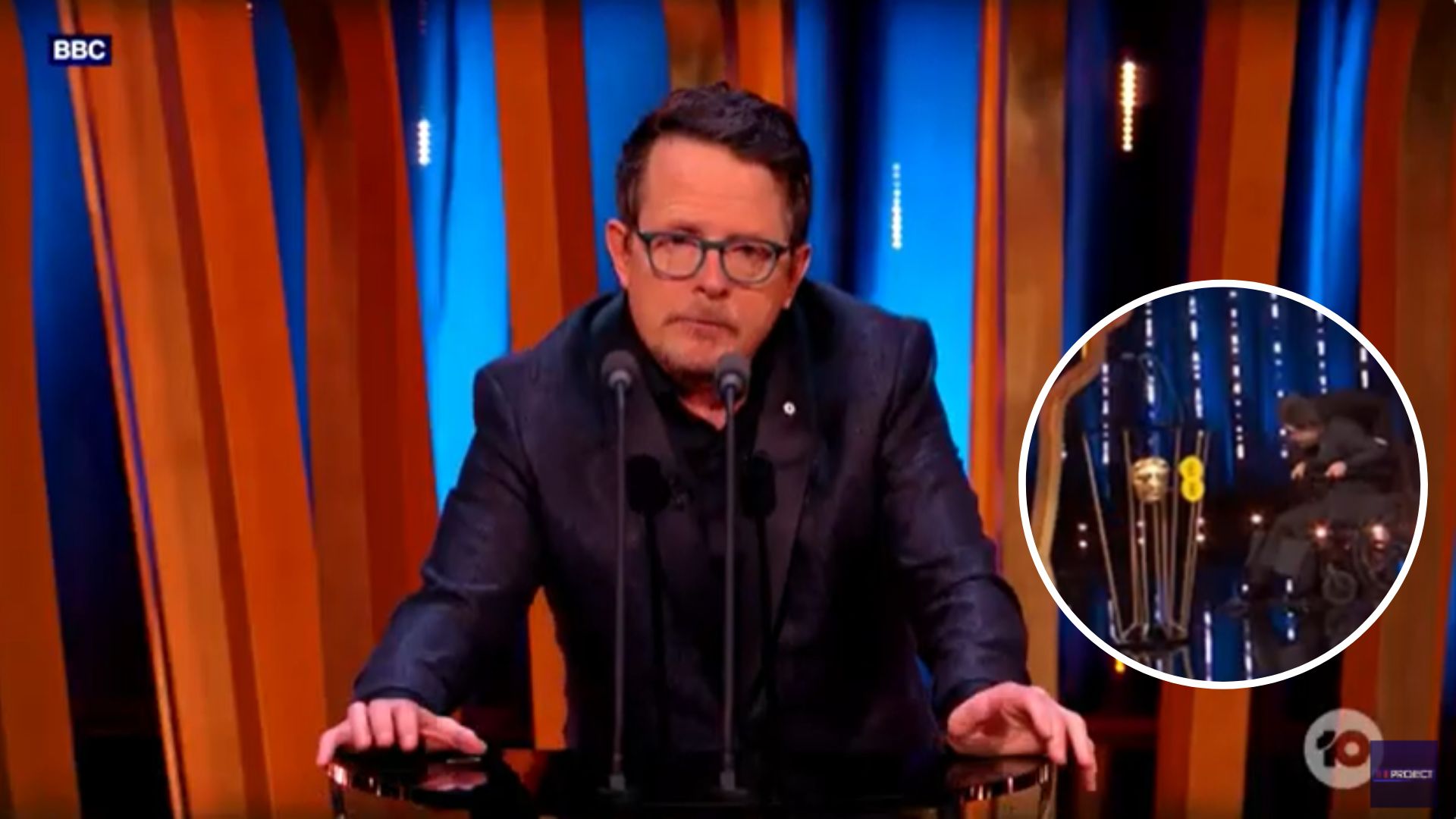 Michael J. Fox iqum minn fuq is-siġġu tar-roti biex jippreżenta l-unur ...