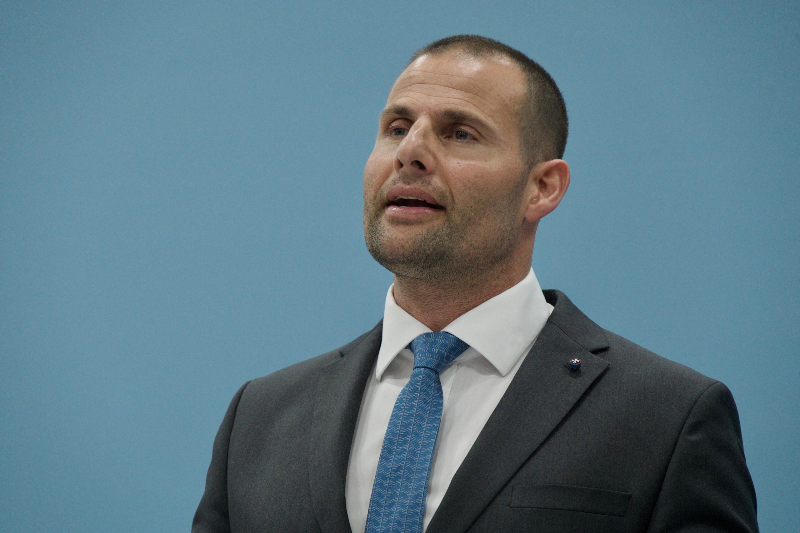 Abela jgħid li għaddejja reviżjoni tal-permessi tax-xogħol u jwiegħed ...