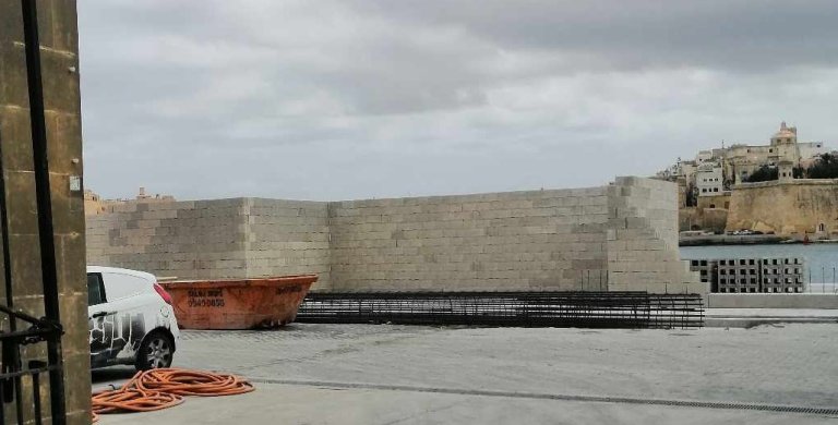 Ħajt għoli tul ix-Xatt tal-Belt jgħatti d-dehra tas-swar tal-Birgu ...