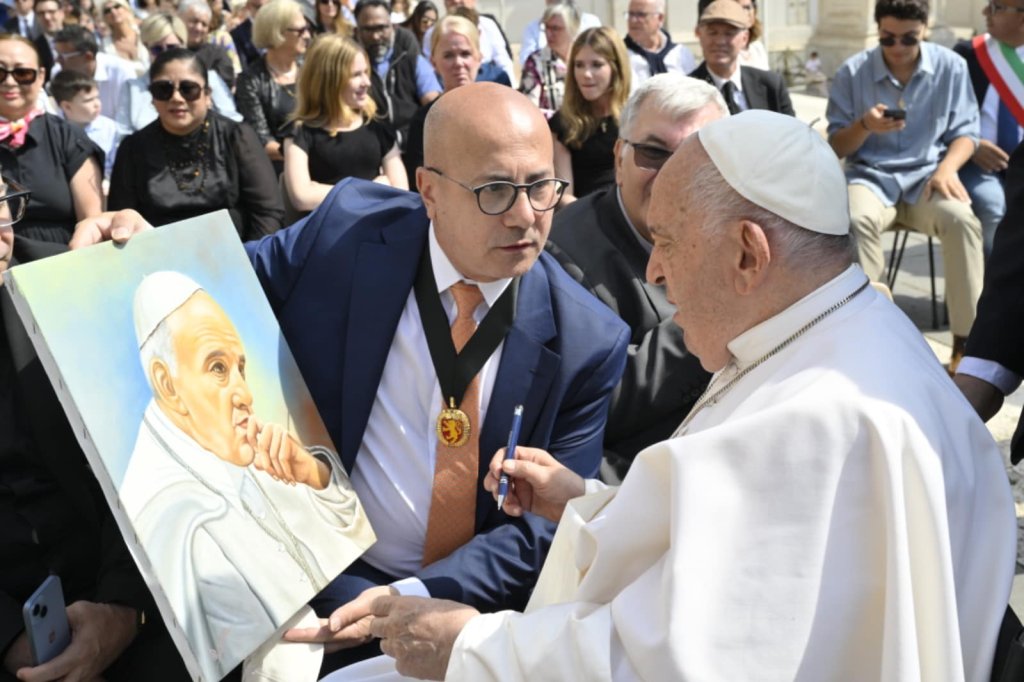 Alfred Zammit jippreżenta tifkira lill-Papa Franġisku f’isem il-Beltin ...