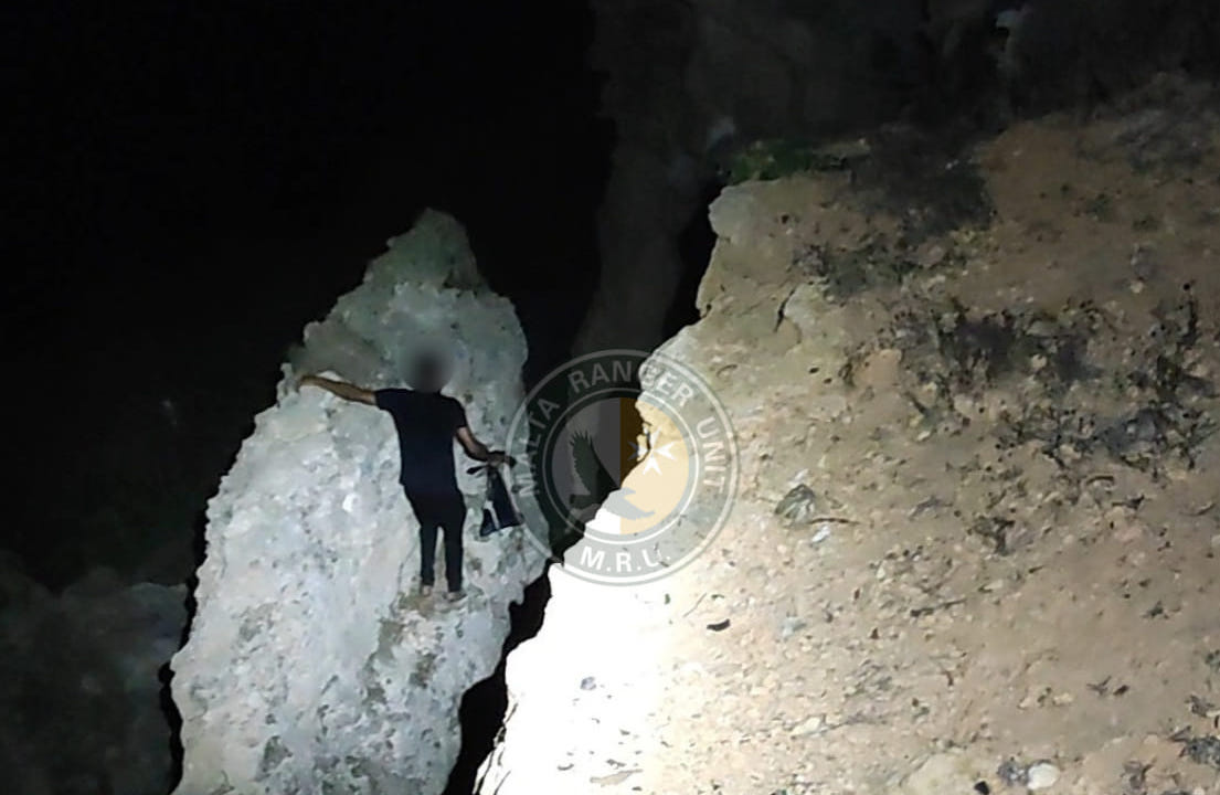 Night spearfishermen attempt to escape police by climbing cliff