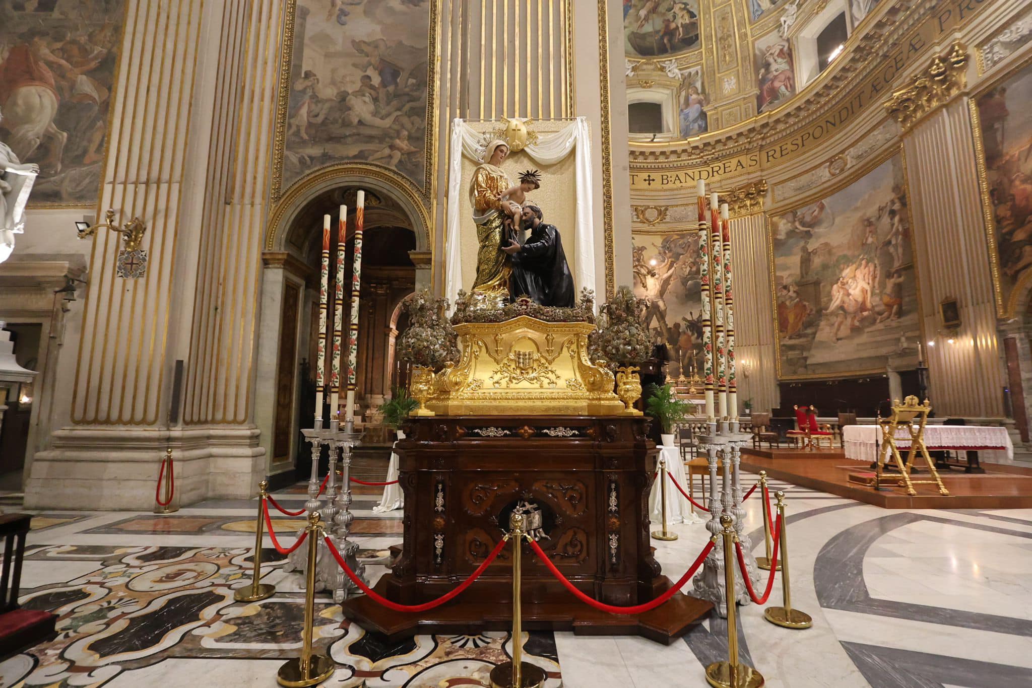 Il-vara ta' San Gejtanu tal-Ħamrun fil-Bażilika ta’ San Andrea della ...
