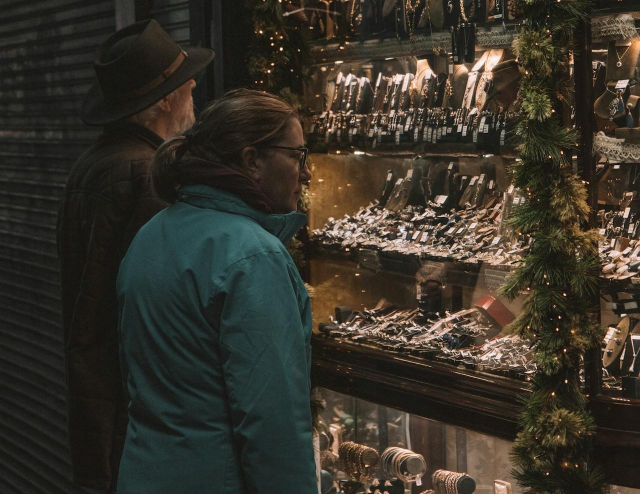 Robbed homeless man commits theft to draw police attention - Newsbook