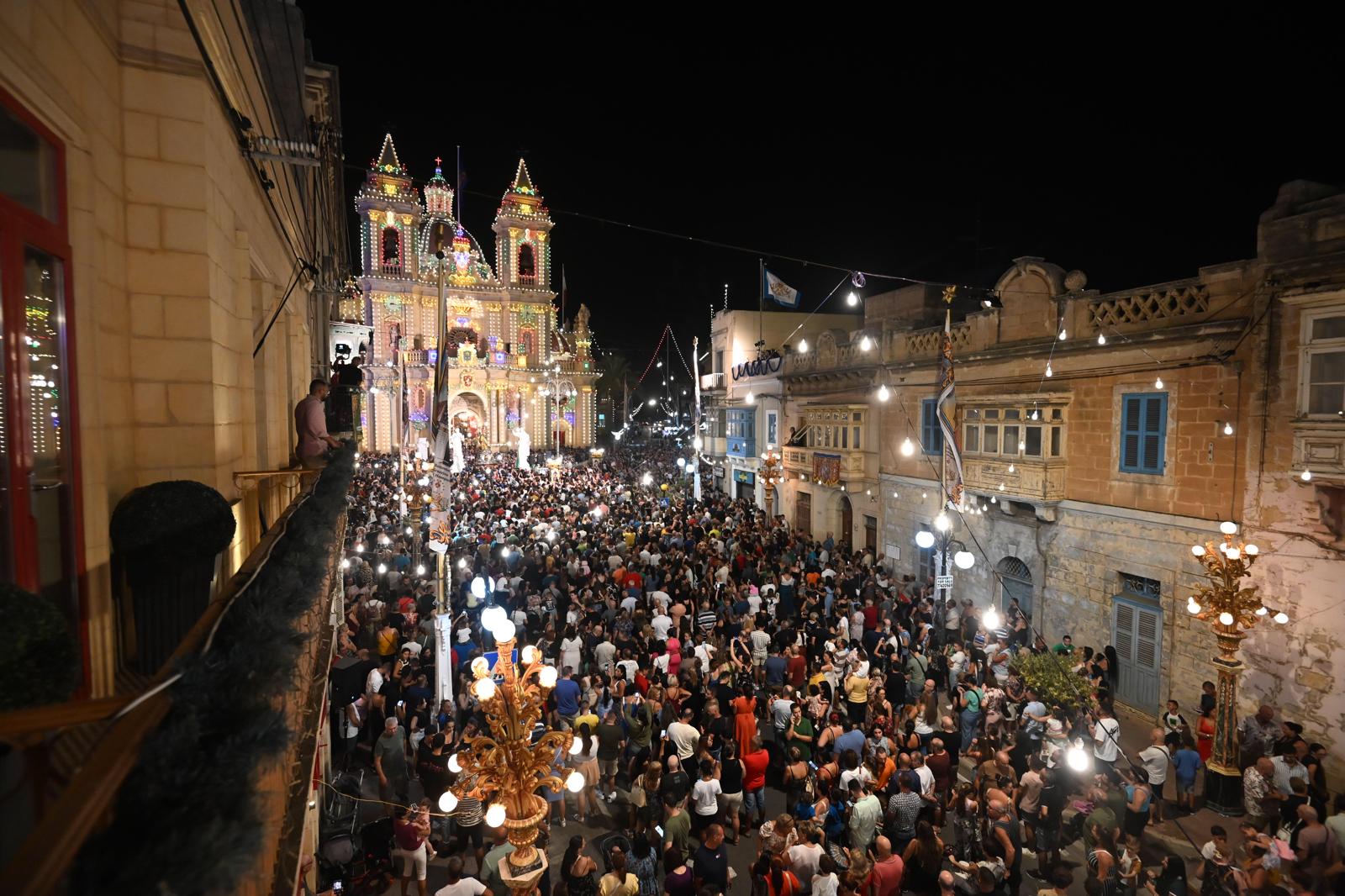 Filmat: Folol kbar jattendu bi ħġarhom għall-ħruġ min-niċċa tal-Madonna ...