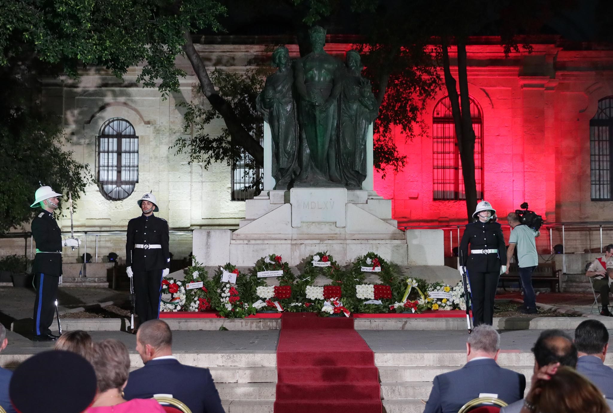 Ritratti: L-ogħla awtoritajiet iqiegħdu l-kuruni għal Jum il-Vitorja ...