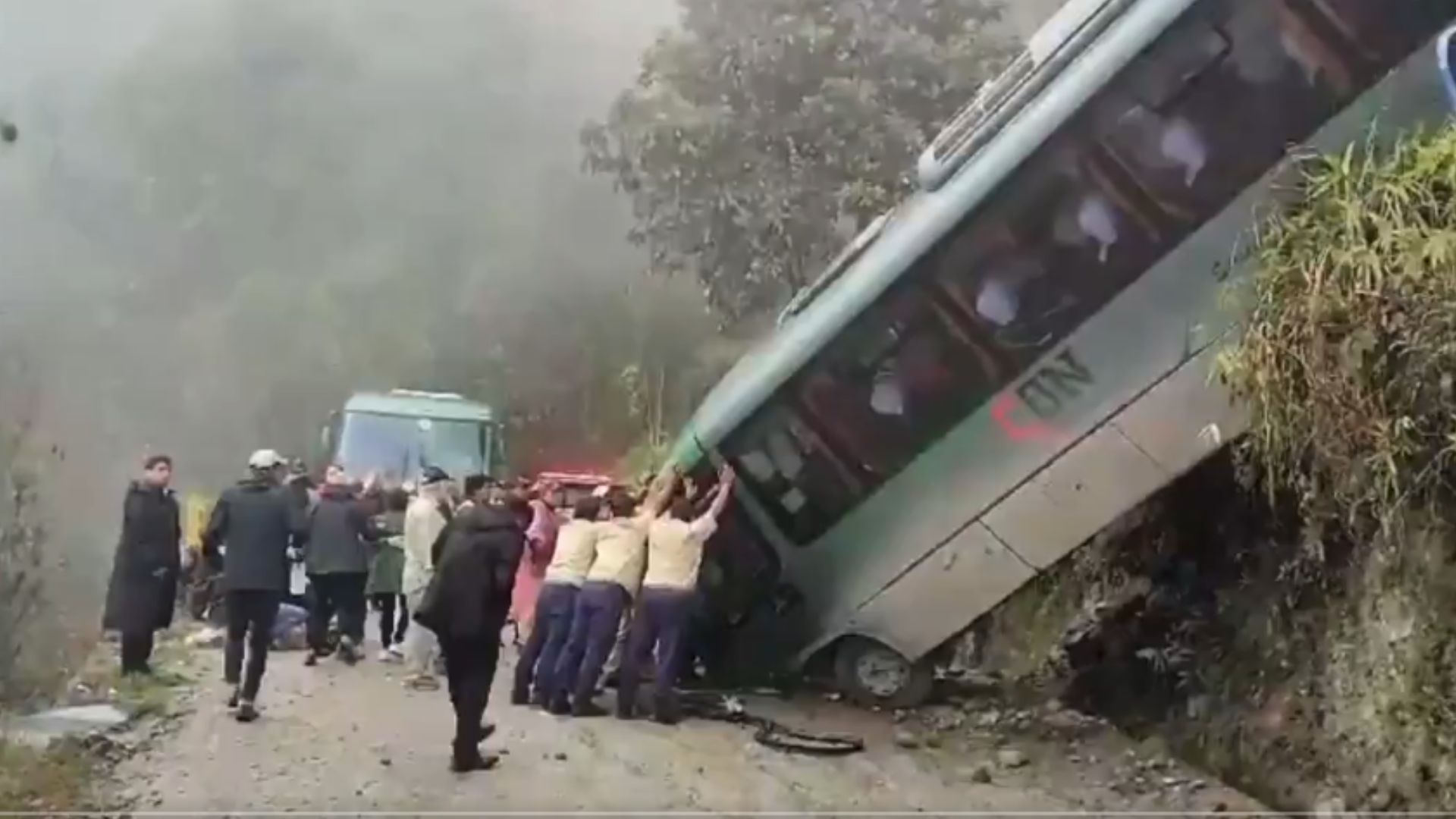 Xarabank bi 30 turist taqa’ għoli ta' 15-il metru fil-Perù