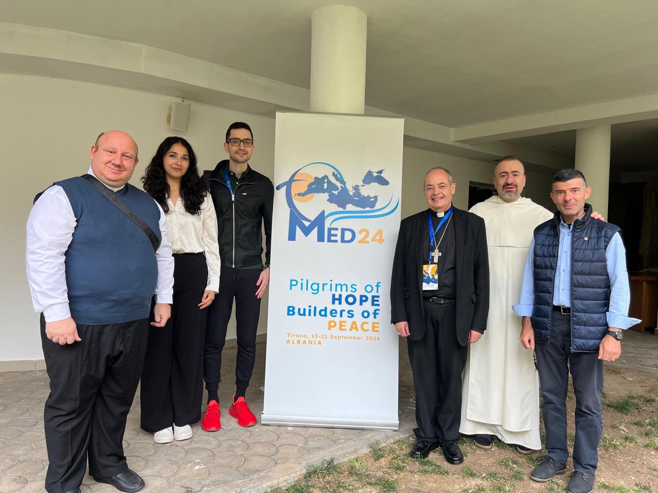 Żewġ żgħażagħ Maltin u isqof preżenti għal konferenza dwar il-Mediterran