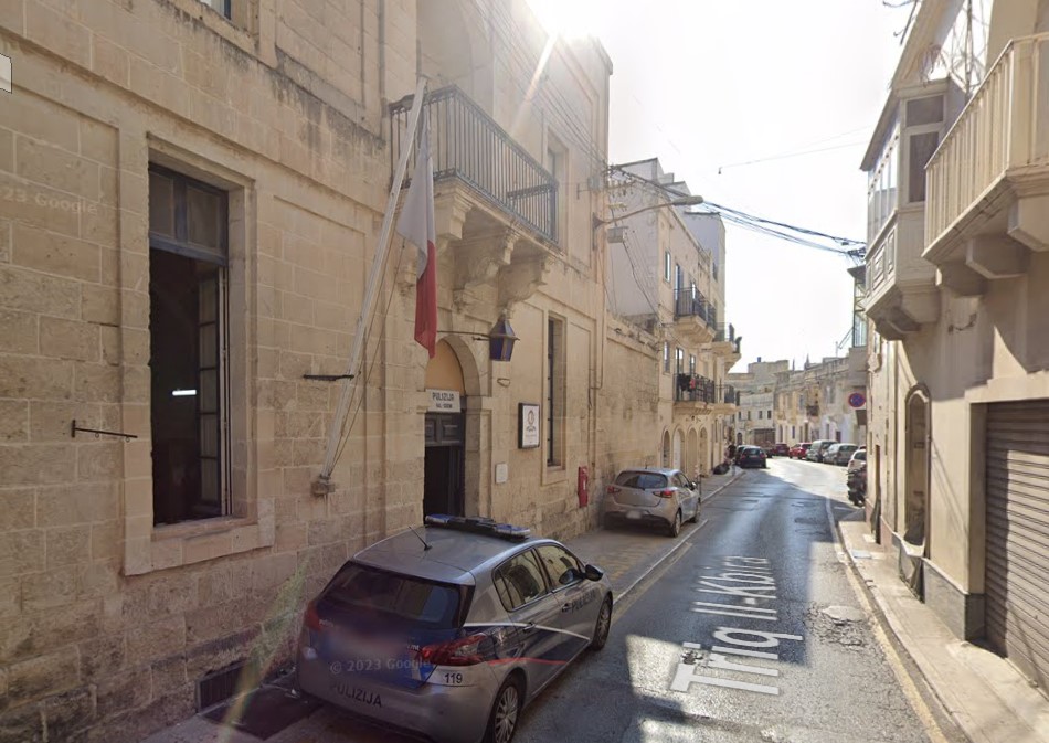 Woman reporting partner arrives at police station with alleged perpetrator