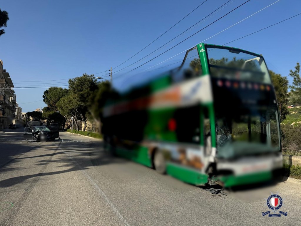 4 passiġġiera u xufier iweġġgħu f'ħabta bejn xarabank u karozza f'Għawdex