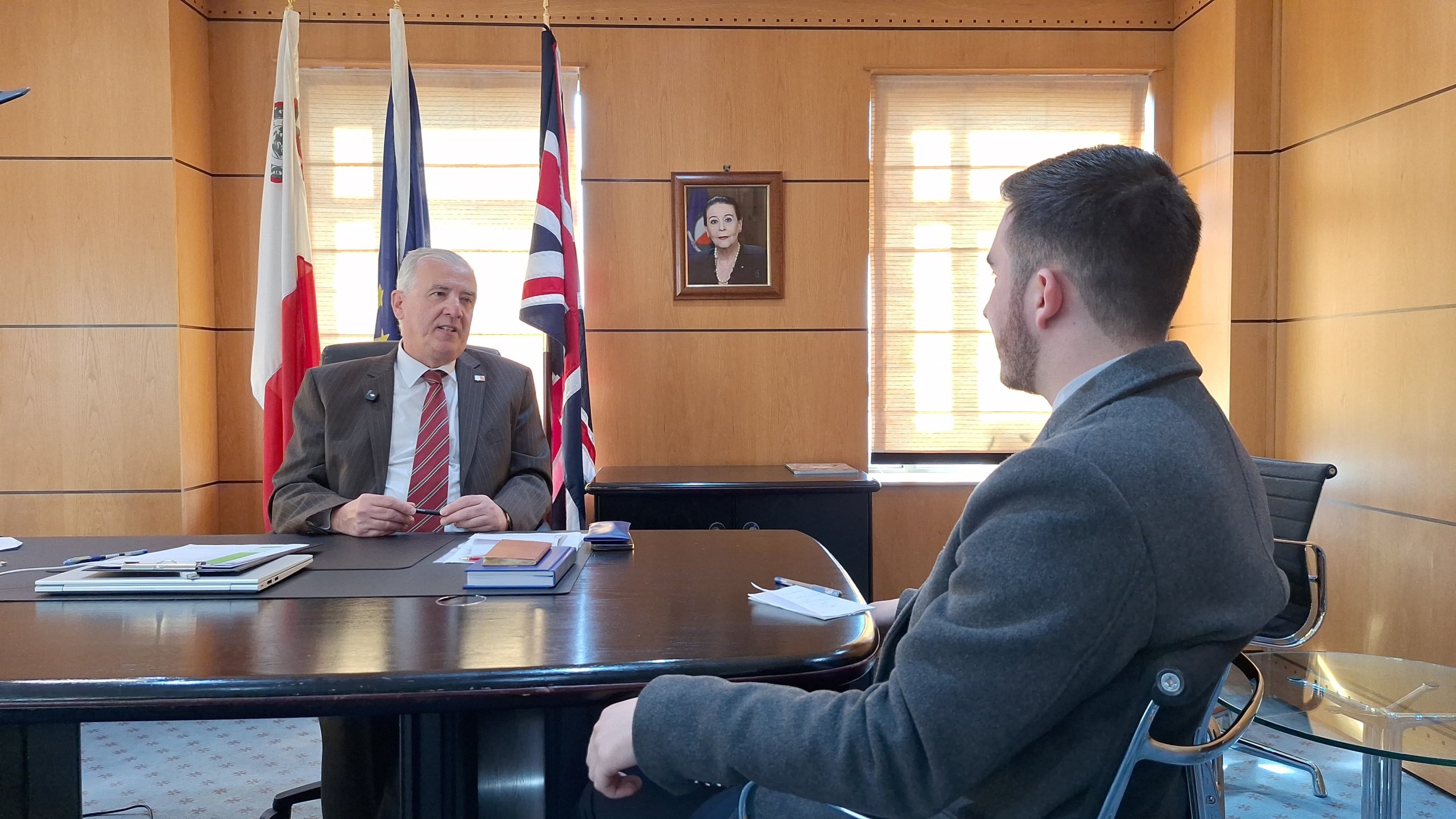 ARA: Il-Kummissarju Montefort jagħmilha ta' interpretu għal omm tarbija ...