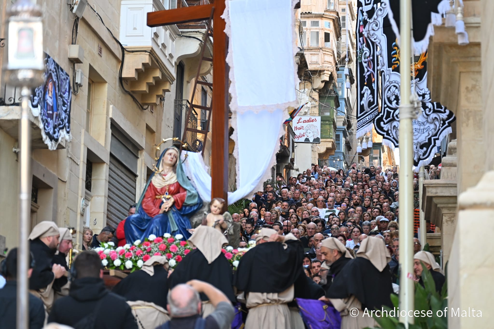 Ritratti: Tbatija, dmugħ u tama f'pellegrinaġġ bl-istatwa tad-Duluri ...