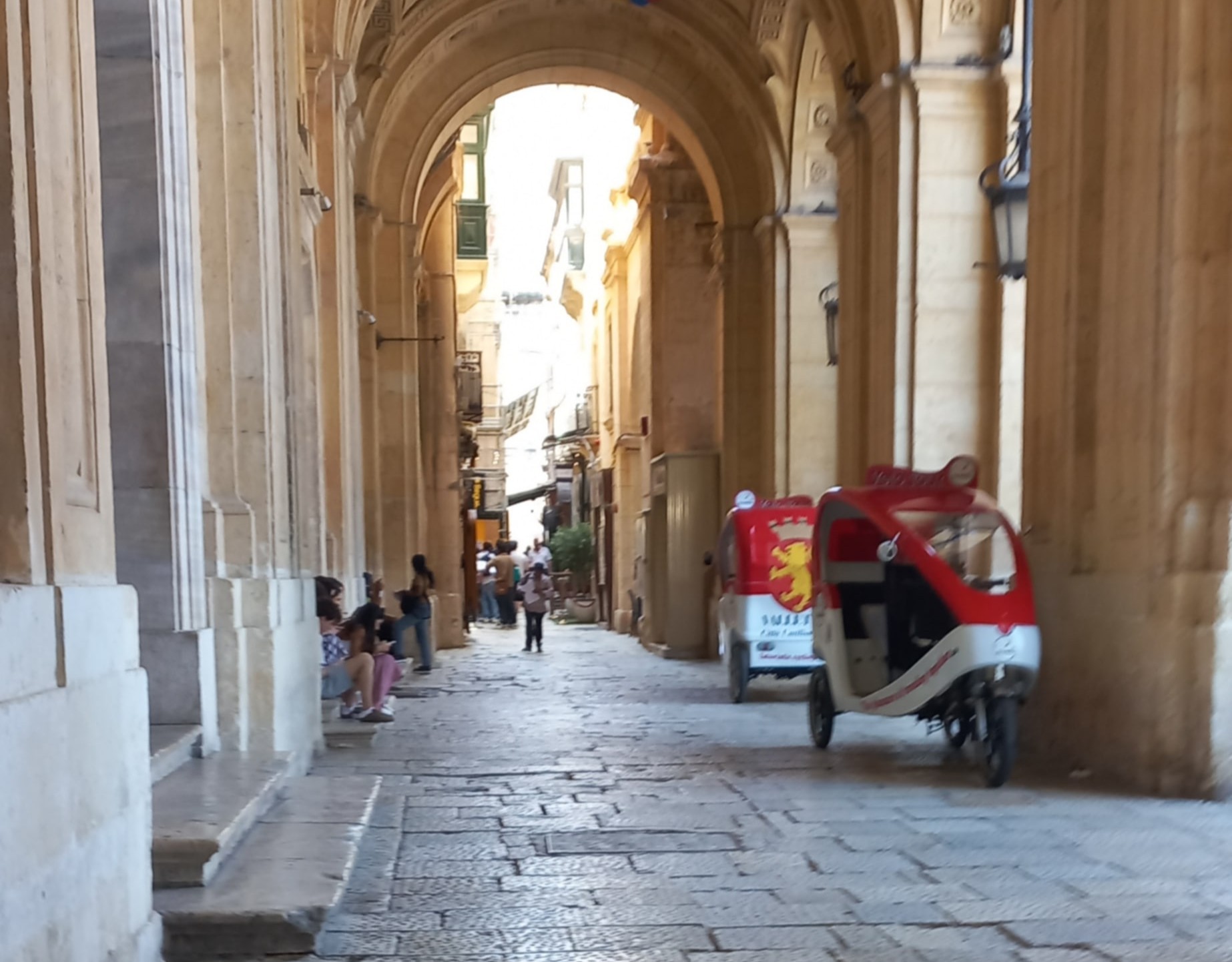 Tħassib dwar il-parkeġġ ta' vetturi fuq paviment storiku fil-Belt; is ...