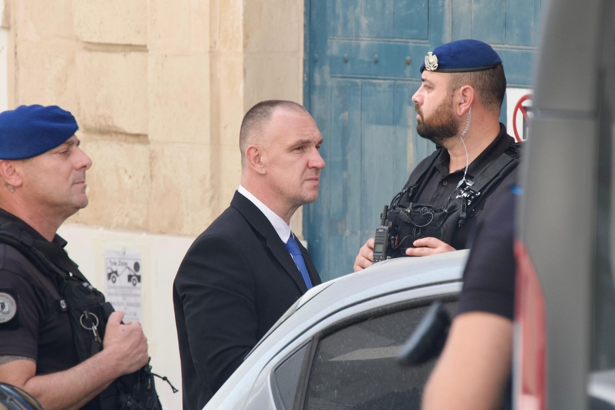Ritratti: Il-ġurati jmorru fuq il-post tal-omiċidju doppju f'Tas-Sliema