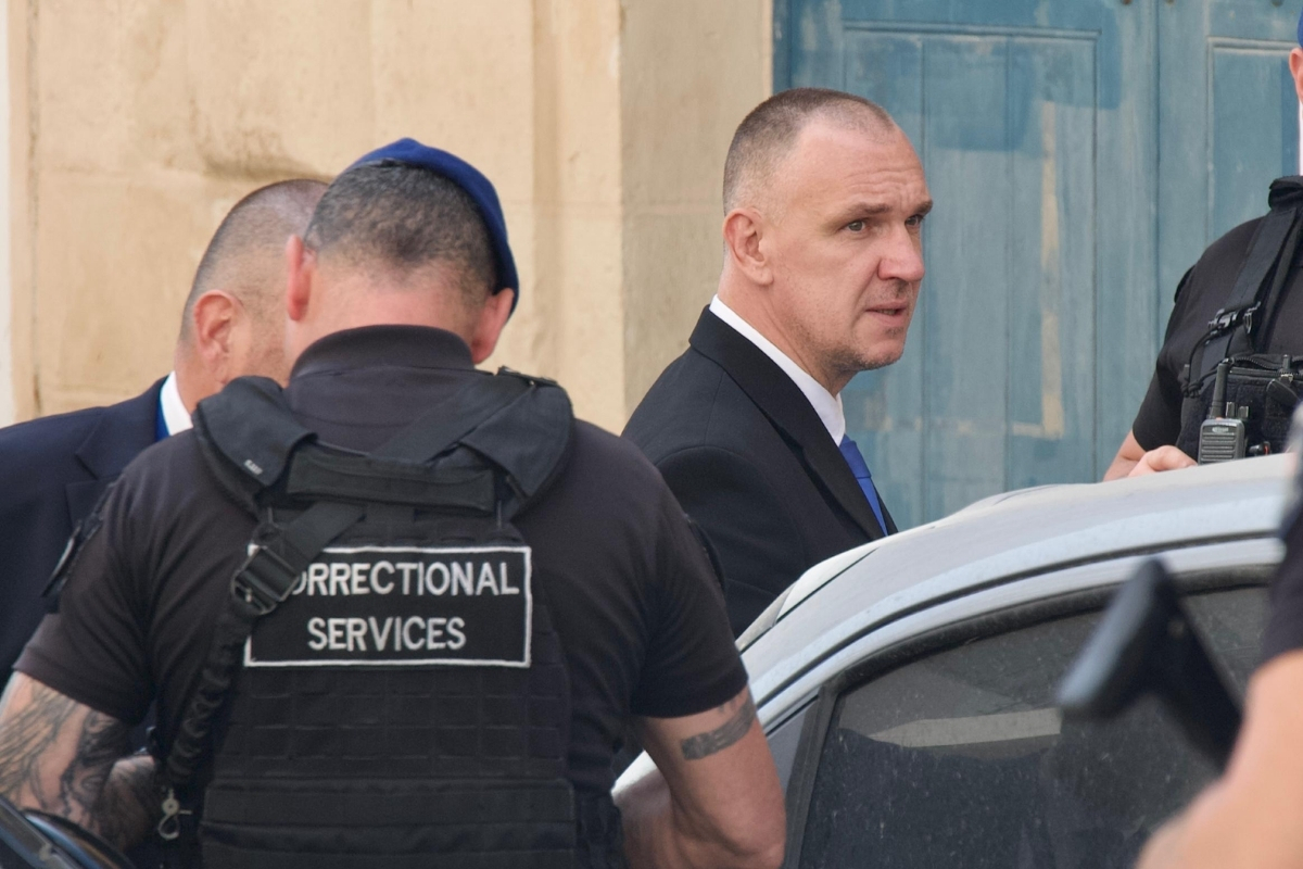 Ritratti: Il-ġurati jmorru fuq il-post tal-omiċidju doppju f'Tas-Sliema