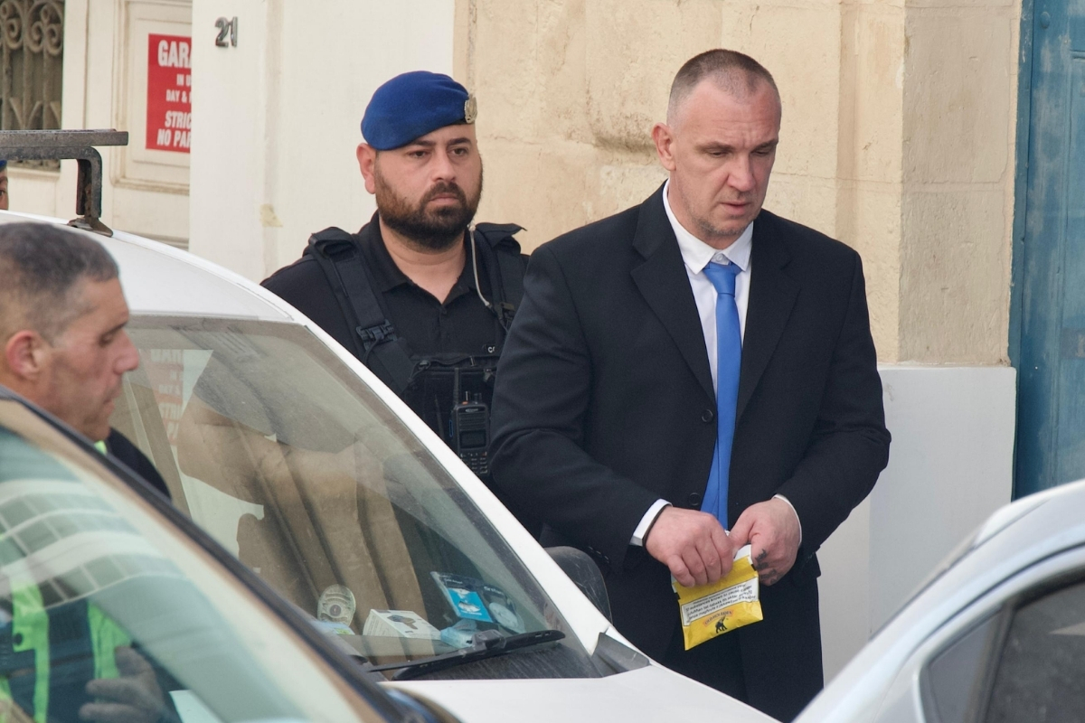 Ritratti: Il-ġurati jmorru fuq il-post tal-omiċidju doppju f'Tas-Sliema