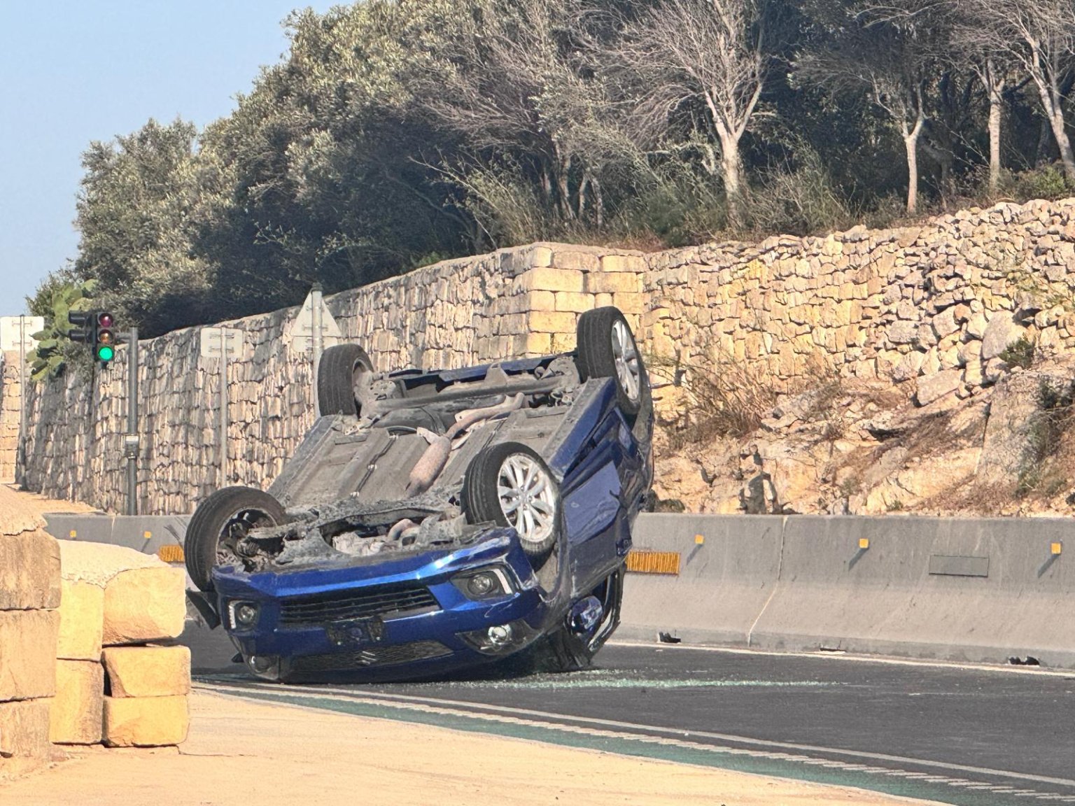 Tinqaleb karozza fil-Bypass tal-Imġarr