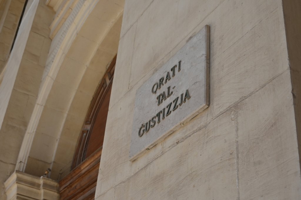 Filmati juru l-mument xħin raġel akkużat bi stupru ħarab lill-pulizija
