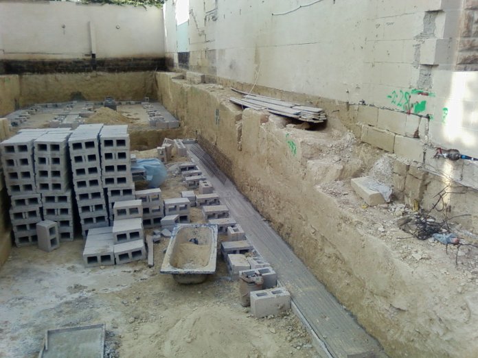 Huwa permessibbli li tasal sal-ħajt tal-appoġġ bl-iskavar?