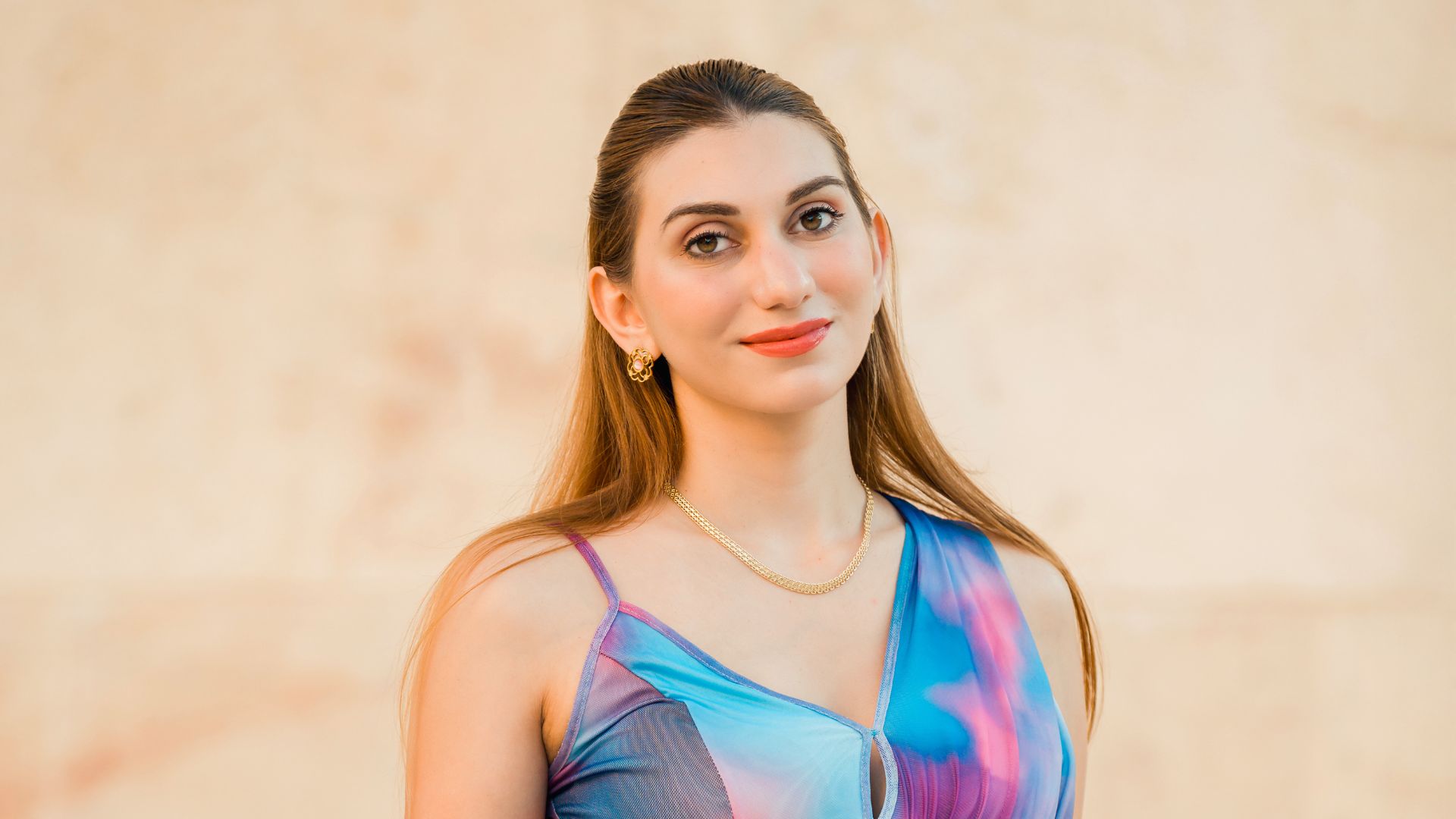 Għanja Mediterranja bejn żewġ maħbubin fuq bajja ramlija tal-ħolm fl-għabex