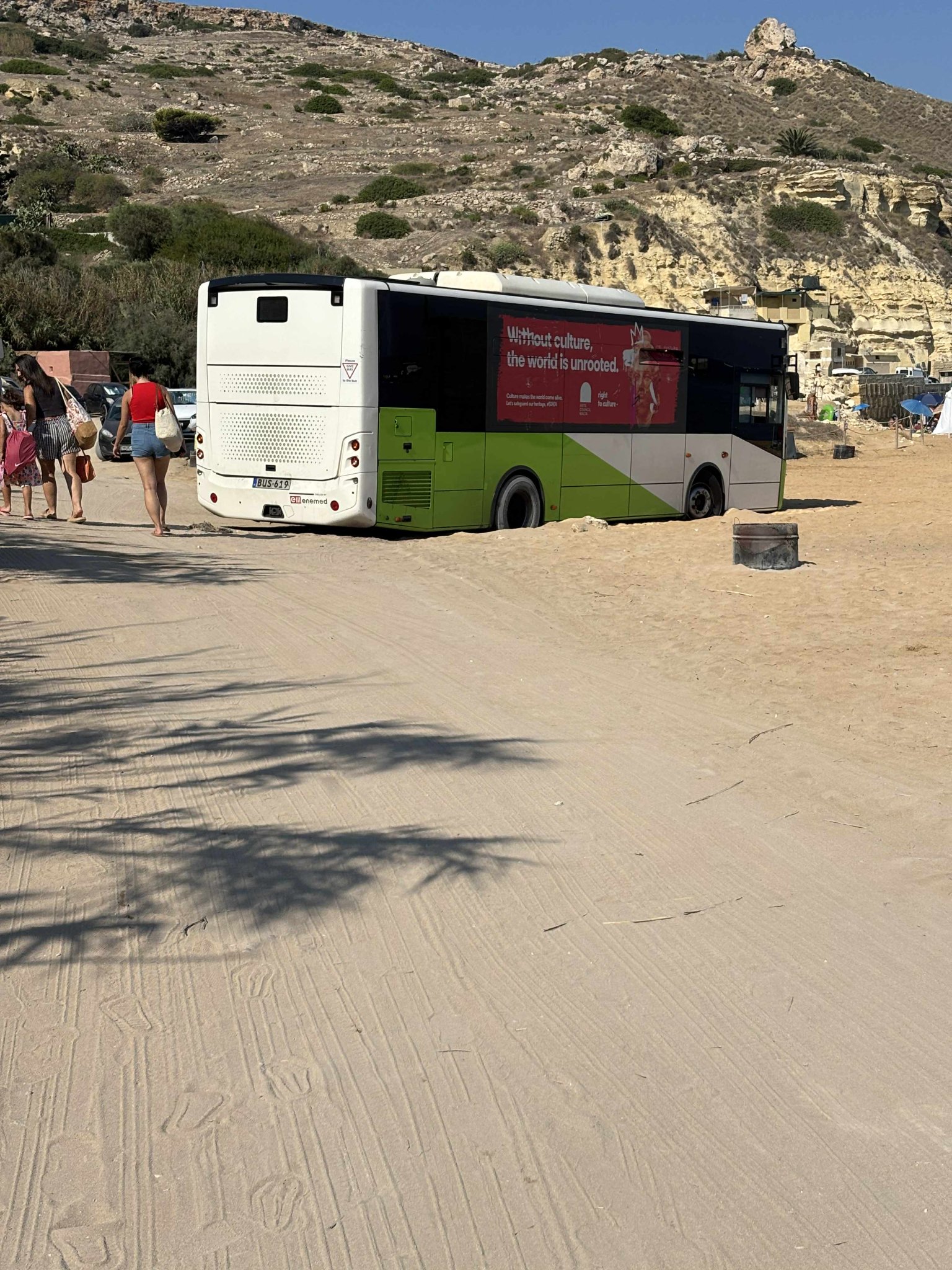 Karozza tal-linja teħel fil-bajja tal-Ġnejna