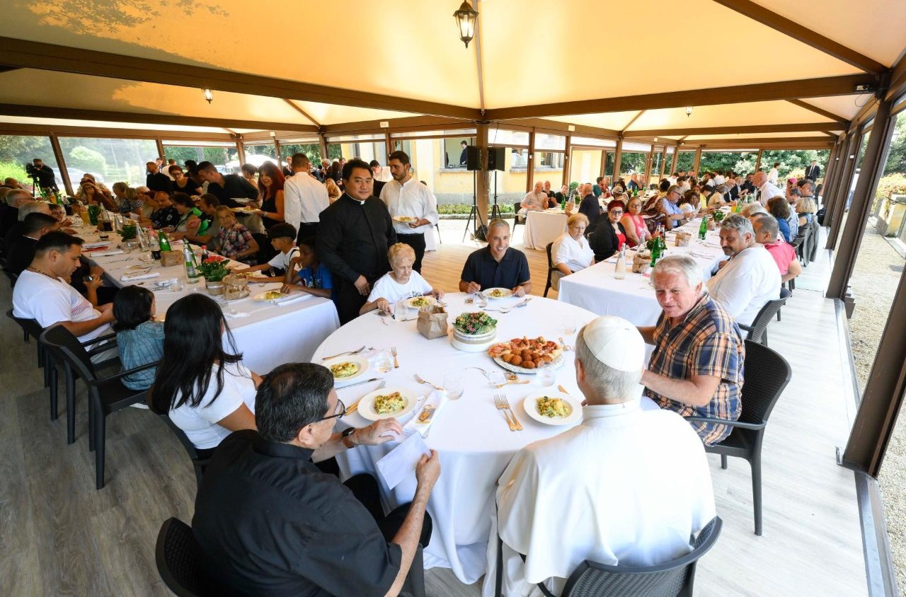 Il-Papa jiekol ma' 100 persuna fqira u emarġinata f'Castel Gandolfo