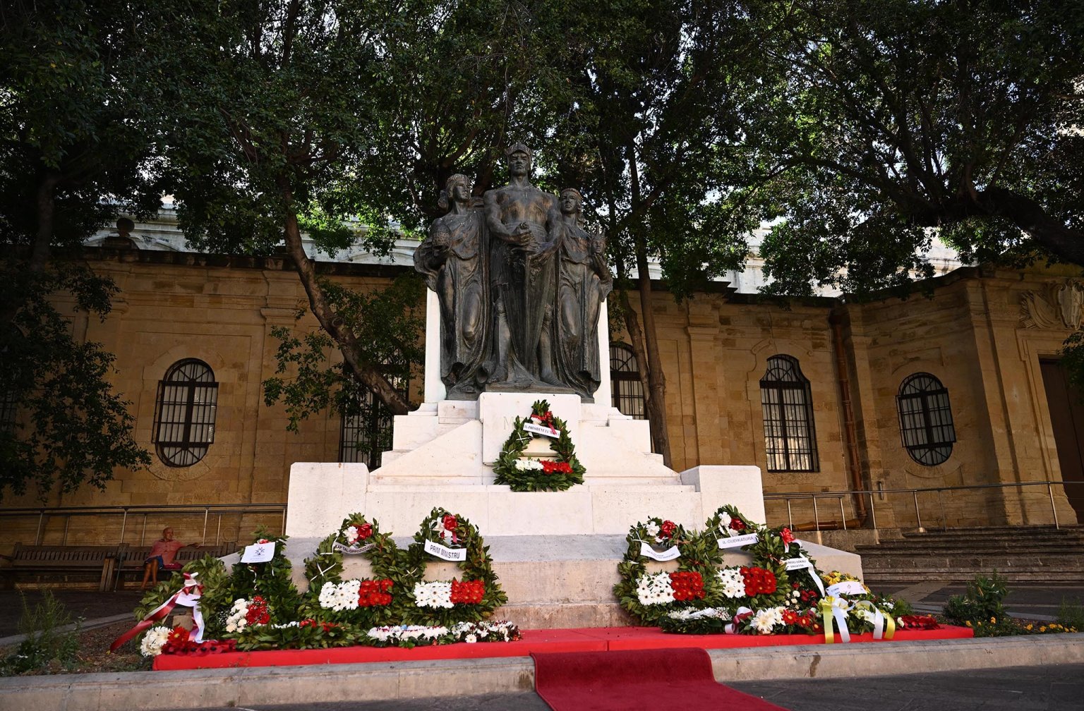 Jitqiegħdu l-fjuri fuq il-mafkar tal-Assedju l-Kbir f'Jum il-Vitorja ...