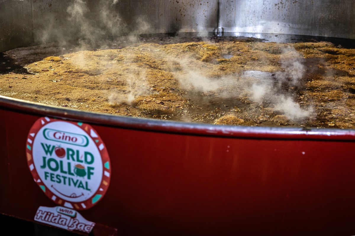 Watch: Huge pot of Nigerian jollof rice sets Guinness record